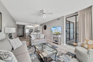 Apartamento em Condomínio Fechado, várias camas, varanda, vista para o oceano | Sala de estar | Televisor de ecrã plano de 43 polegadas com canais por cabo, televisor 