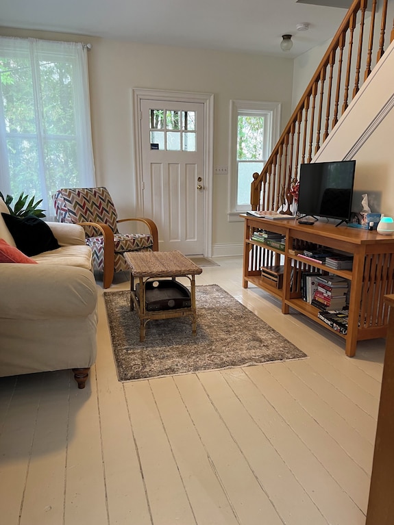 Charming Historic Building Mins Walk To Beach, Downtown, Train And Amenities - Cobourg