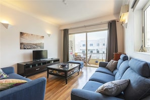 Apartamento Básico, 2 camas de casal | Sala de estar | Televisor 