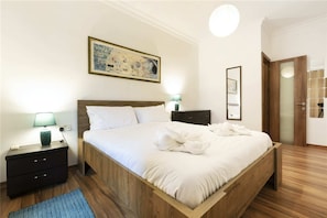 Apartamento Básico, 2 camas de casal | 2 quartos, secretária, ferro/tábua de engomar, roupa de cama fornecida 