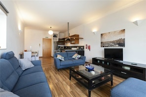 Apartamento Básico, 2 camas de casal | Sala de estar | Televisor 