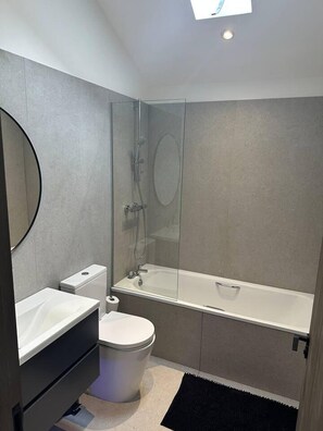 Apartamento | Casa de banho | Um polibã, um secador de cabelo, toalhas fornecidas