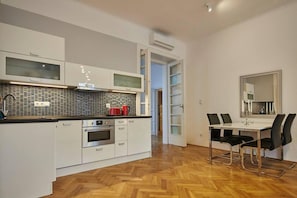 Apartamento | Cozinha privada | Um frigorífico, um micro-ondas, um forno, uma placa de cozinha