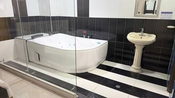 Quarto casal superior | Banheiro | Chinelos, toalhas de banho, sabonete, shampoo