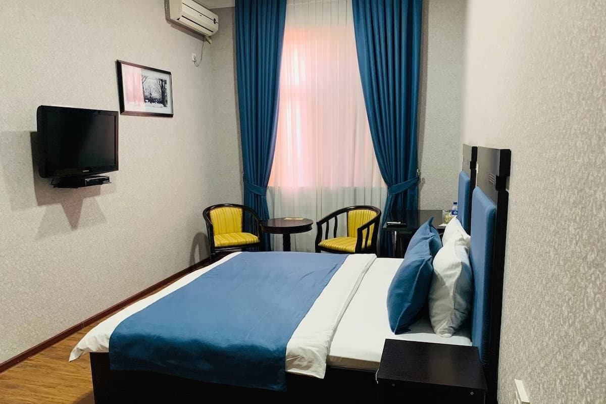 Quarto solteiro standard, 1 cama King | Escrivaninha, cortinas blackout, quartos à prova de som