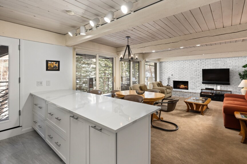 Chateau Roaring Fork Unit 7 | Deluxe Condo Overlooking The River, Four Blocks To Downtown Aspen - アスペン, CO