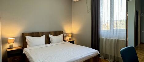 Quarto Duplo Standard | Secretária, cortinas/cortinados opacos, Wi-fi grátis