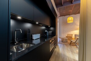 Rodrigo de Triana 11 2A | Cozinha privada | Um frigorífico/congelador grande, um micro-ondas, um forno