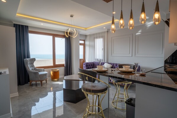 Geladeira grande, cooktop, chaleira elétrica