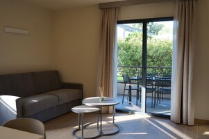 Apartamento, 2 quartos | Área de estar