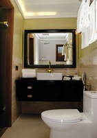 Quarto Deluxe | Casa de banho | Um secador de cabelo, chinelos 