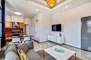 Apartamento básico, várias camas | Área de estar | Smart TV