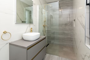 Villa Deluxe | Casa de banho | Um polibã, um secador de cabelo, toalhas fornecidas 