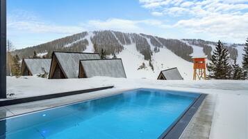 Piscina externa, funciona das 7h às 22h, espreguiçadeiras