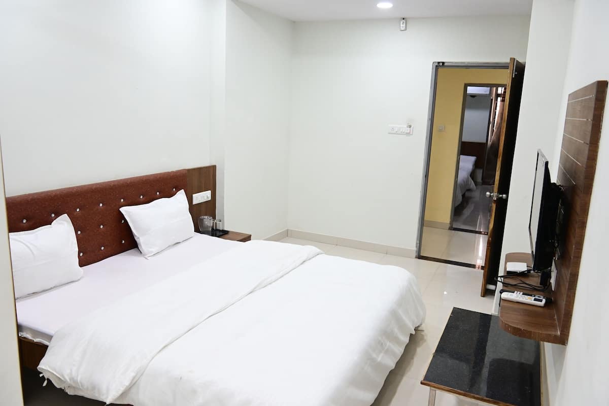 Quarto Deluxe | Casa de banho | Um polibã, um chuveiro fixo, toalhas fornecidas