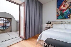 Queen Room with terrace | Com decoração personalizada, com mobília individualizada 