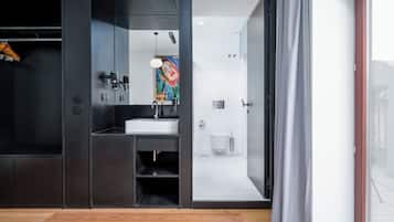 Queen Room with terrace | Banheiro | Produtos de toalete biodegradáveis, secador de cabelo, toalhas de banho