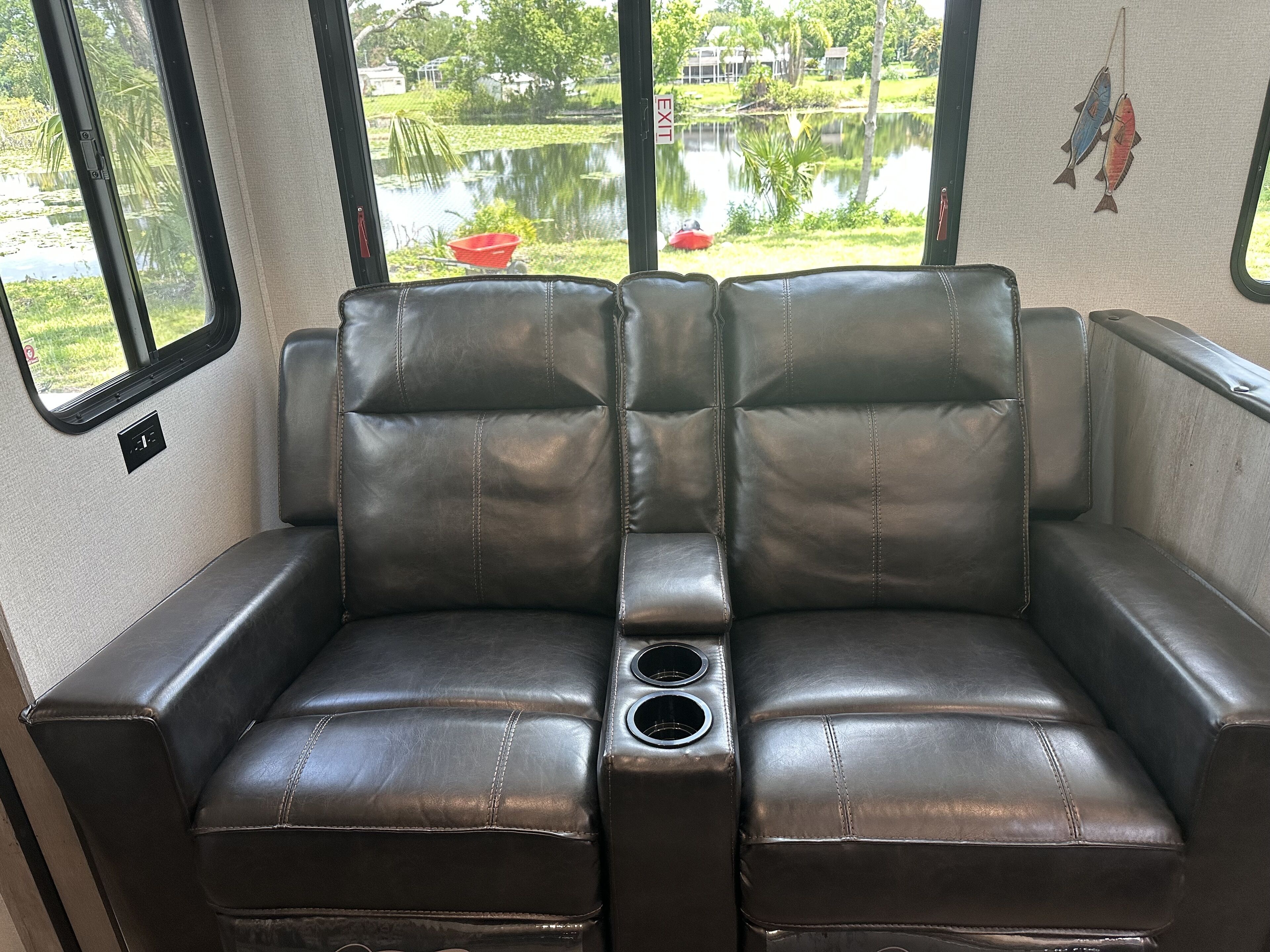 Lakefront Luxurious 38 Ft Camper - Deltona, FL