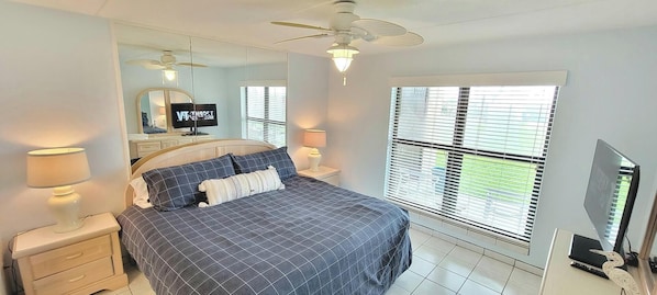 Apartamento em Condomínio Fechado, várias camas, varanda, vista para o oceano | 2 quartos, com decoração personalizada, com mobília individualizada