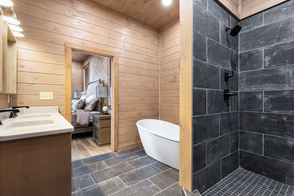 Smoky Poolside Chalet By Smoky Cove Resort - Pigeon Forge, TN