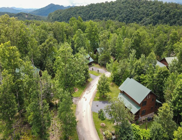 Smoky Poolside Chalet By Smoky Cove Resort - Tennessee