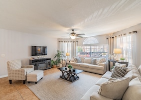 Condo luxo | 3 quartos, ferros/tábuas de passar roupa, Wi-Fi de cortesia