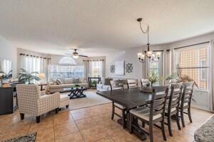 Condo luxo | 3 quartos, ferros/tábuas de passar roupa, Wi-Fi de cortesia