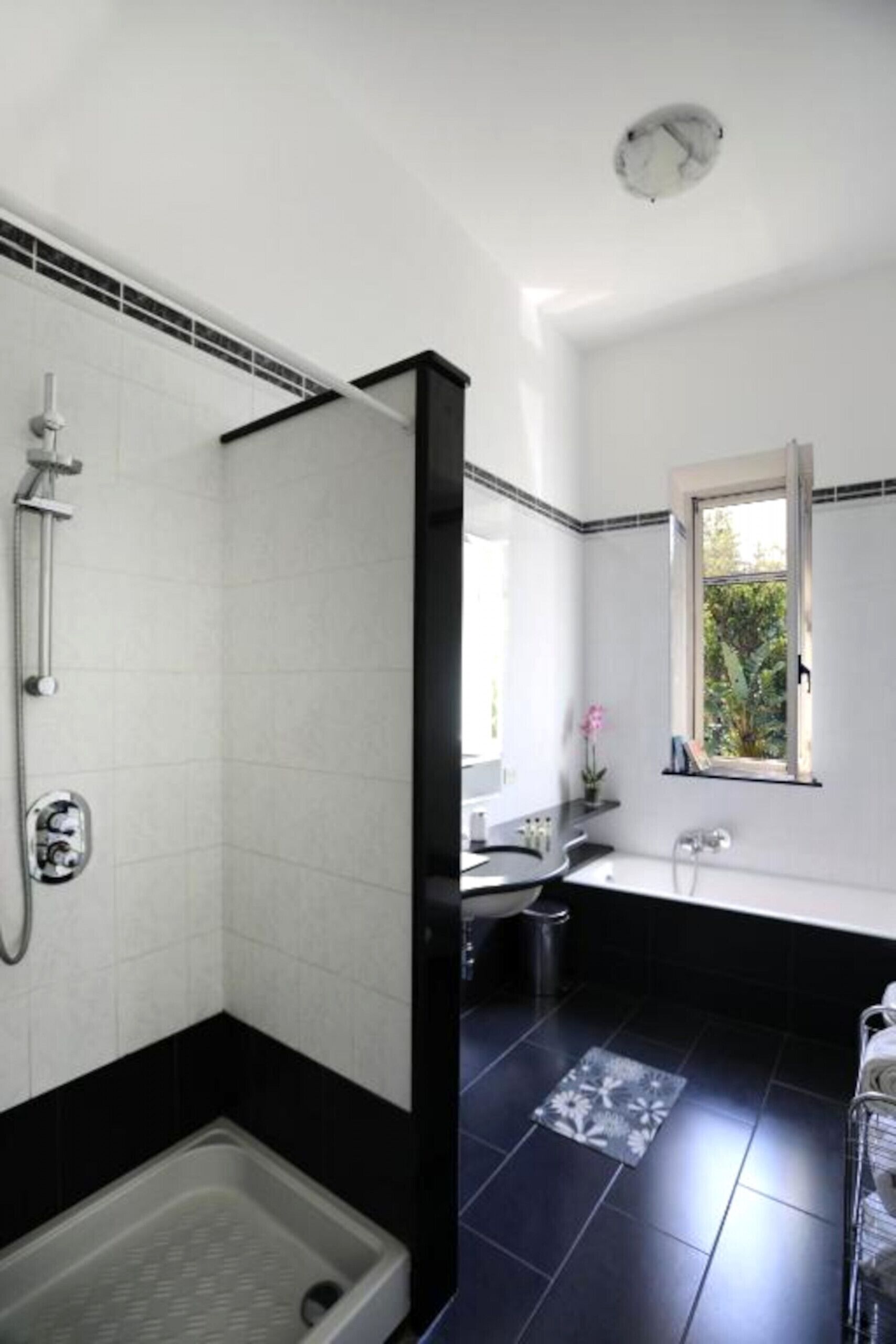 Apartamento, 2 quartos, varanda, vista para o jardim | Casa de banho | Um bidé, toalhas fornecidas, sabão, papel higiénico 
