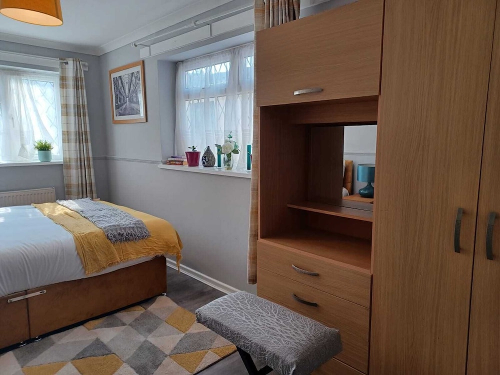 Melo House-grove-4 Bedroom (Luton) - Luton