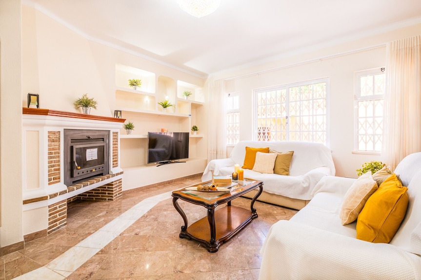 Villa With Bbq, Comfort And Pool In Galé - Guia