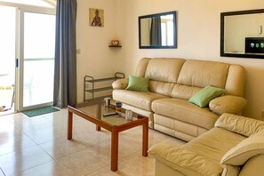 Apartamento família, 2 quartos (Seafront apartment in Gozo,) | Sala de estar | TV 21 polegadas com canais a cabo