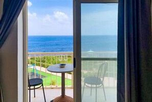 Apartamento família, 2 quartos (Seafront apartment in Gozo,) | Vista do quarto