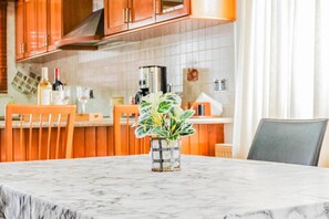 Apartamento, várias camas | Cozinha privada | Um frigorífico, um micro-ondas, um forno, uma placa de cozinha