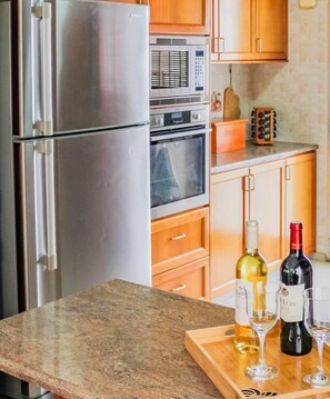 Apartamento, várias camas | Cozinha privada | Um frigorífico, um micro-ondas, um forno, uma placa de cozinha