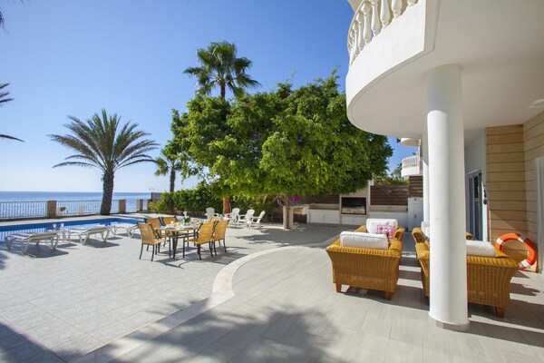 Sunset Beachfront Villa Meneou - Larnaca