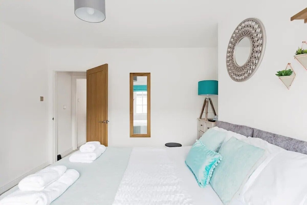 Secret Courtyard Cottage Within Chester City Walls - 5 Min Walk To Racecourse - Chester, UK