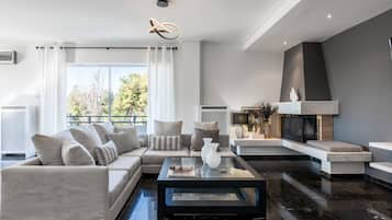 Uma sala de estar moderna com sofá, mesa de centro e lareira.