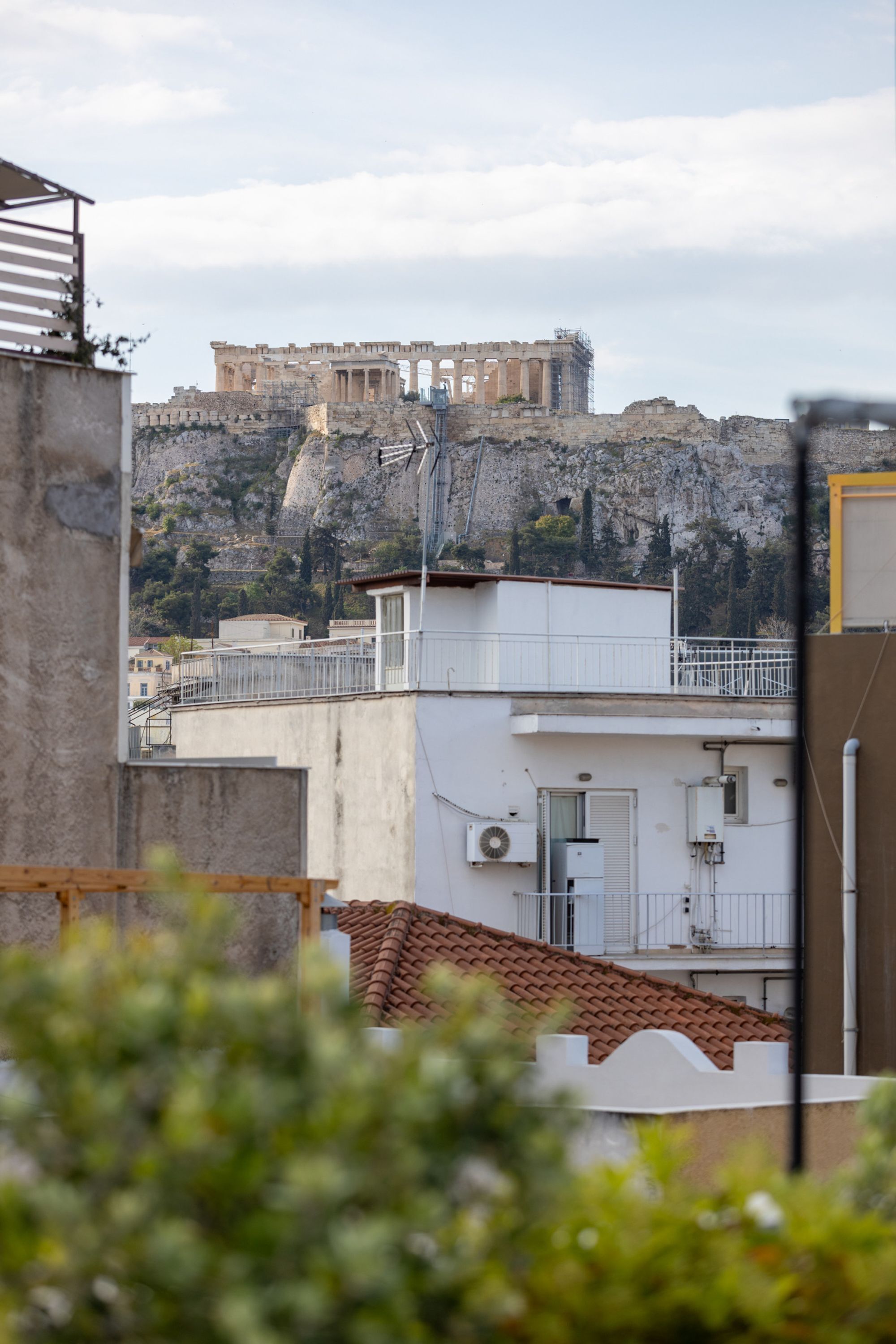 Vista de um edifício com varanda e porta branca.