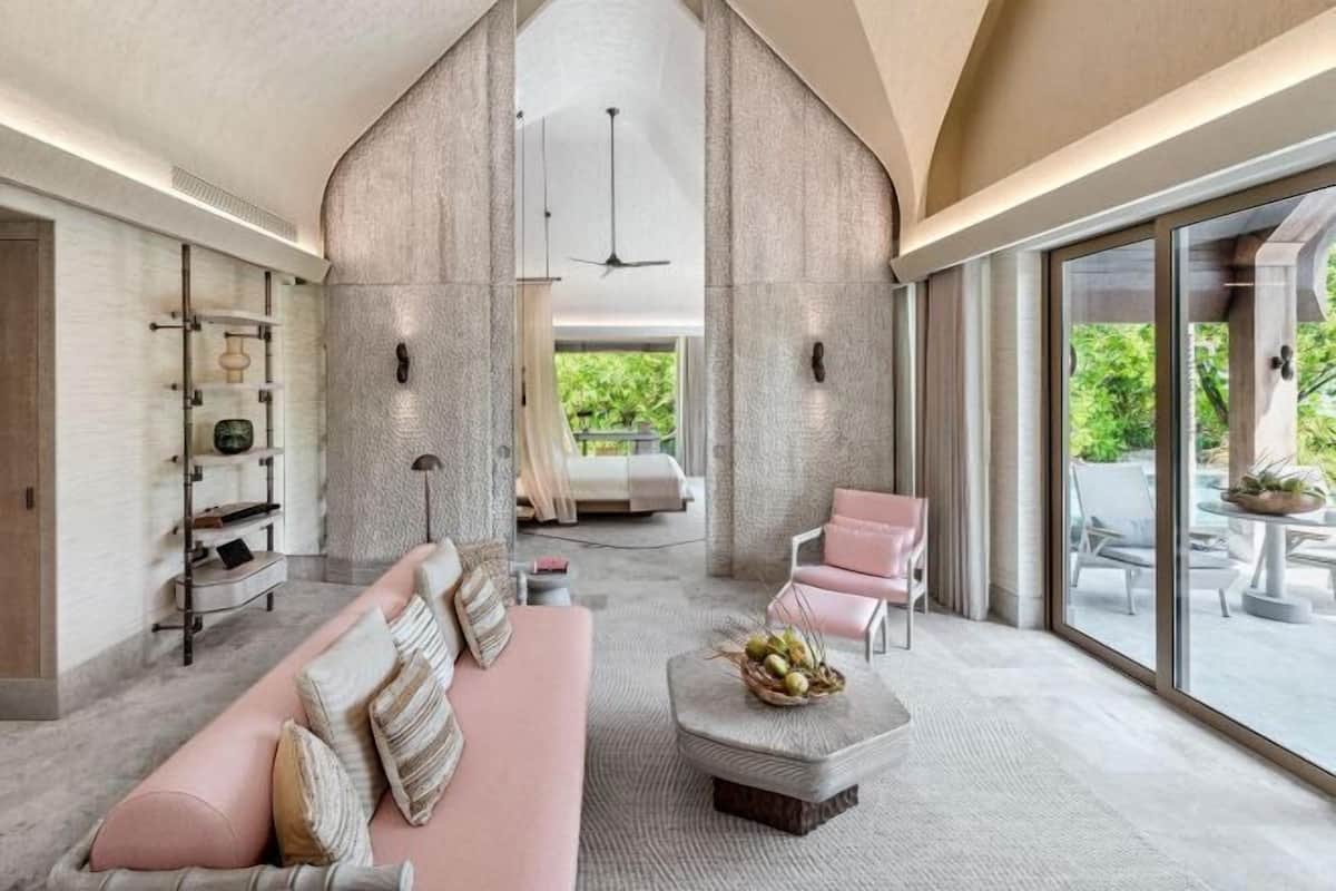 Uma sala de estar ampla com pé direito alto, uma grande janela e design de interiores moderno.