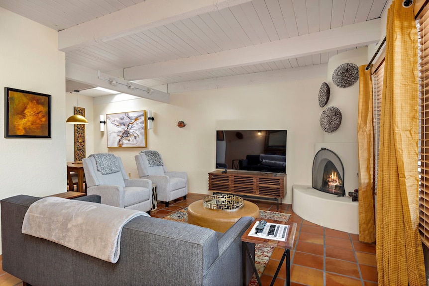 Fort Marcy 53 | Walk To Plaza | Kiva Fireplace | Full Kitchen | Hot Tub | Pool | Single Level - 산타페