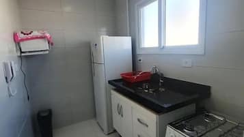 Geladeira, micro-ondas, fogão, talheres/pratos/utensílios de cozinha
