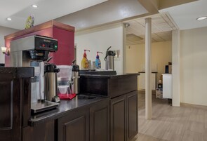 Estação de café com máquina Bunn, dispensador de café descafeinado e dispensador de café tradicional.