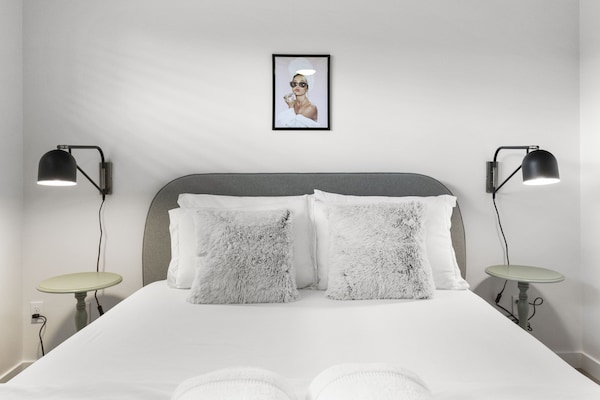 Contemporary Condo In Central Biltmore - Phoenix