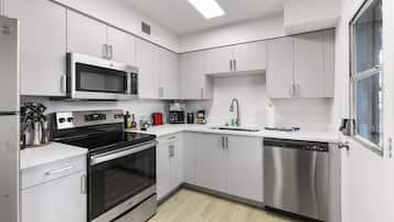 Apartamento urbano | Cozinha privada | Geladeira grande, micro-ondas, fogão, lava-louças