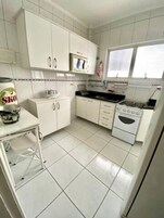 Apartamento | Cozinha privada | Geladeira, micro-ondas, fogão, cooktop