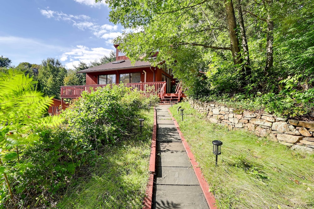 Spacious Woodbury Home W/ Pool + Hot Tub! - Connecticut