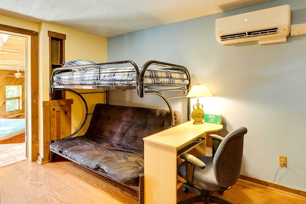 Spacious Woodbury Home W/ Pool + Hot Tub! - Black Rock State Park, Watertown