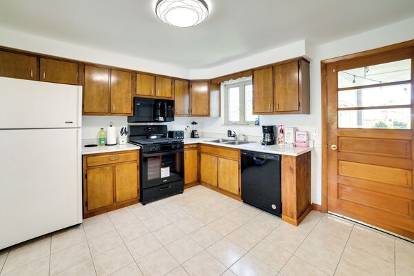 3 Mi To Downtown: Pittsburgh Home W/ Balcony! - Pittsburgh, PA