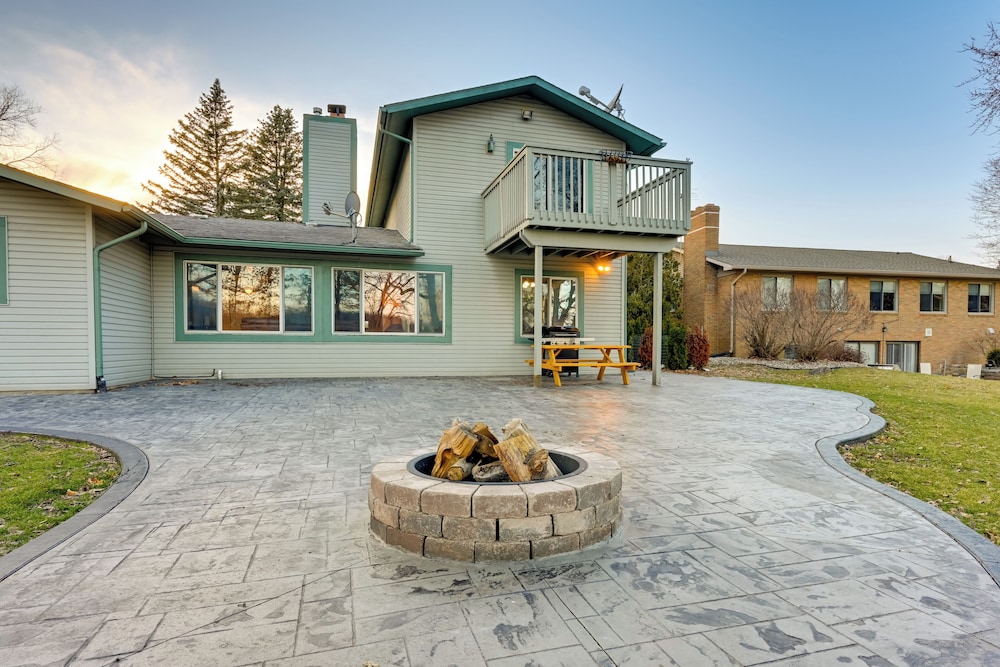 Lakefront Hartland Cottage W/ Patio & Fire Pits! - Howell, MI