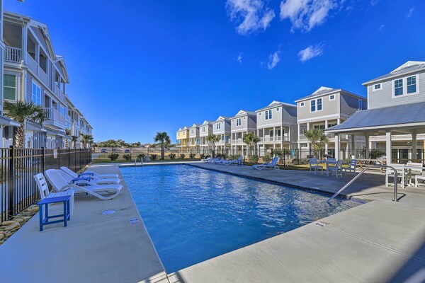 Gorgeous Emerald Isle Getaway: Walk To Beach! - Swansboro, NC